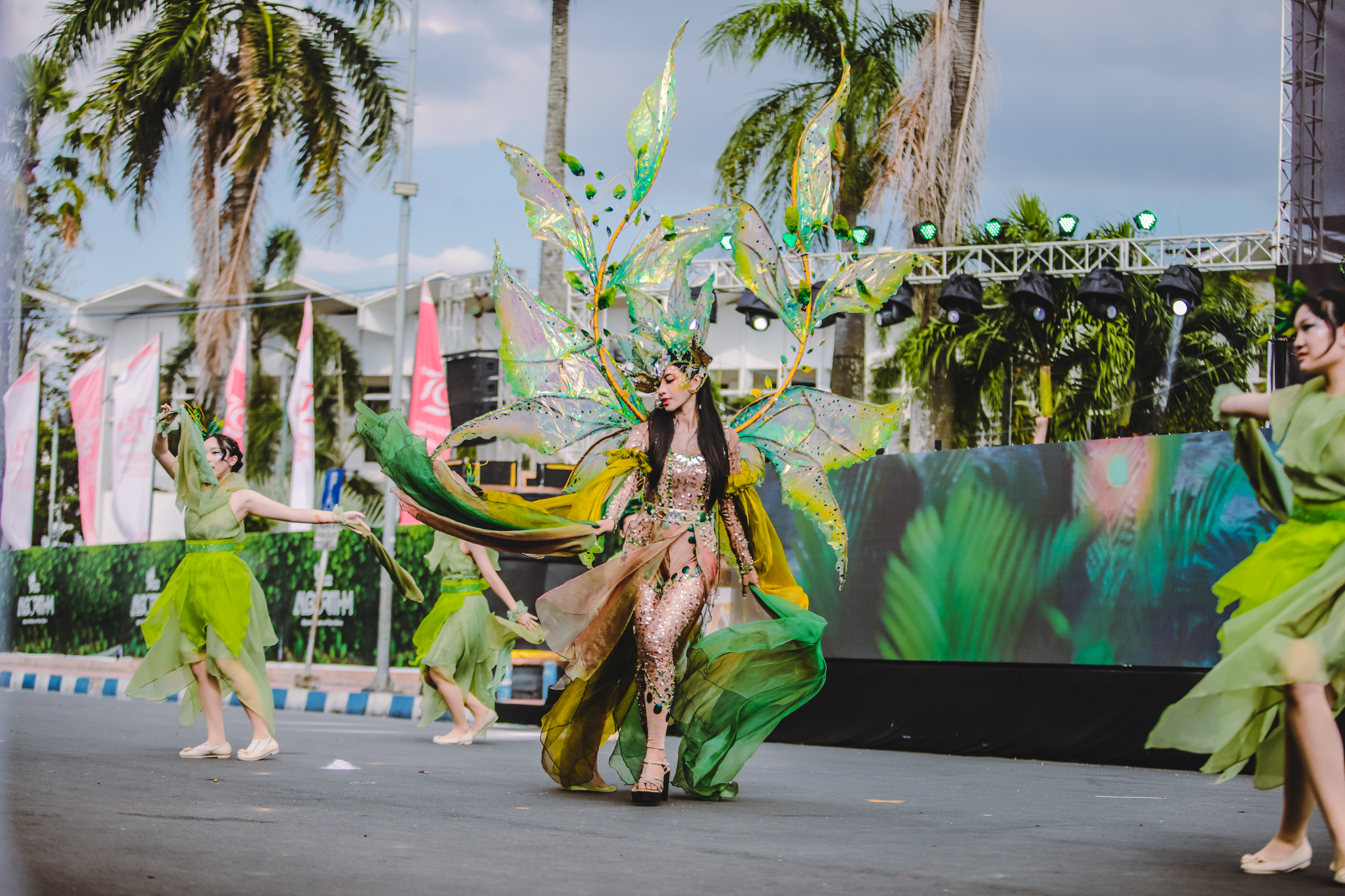 Grand Carnival JFC 2024 Meriah, Bupati Jember Kenakan Kostum Tembakau ...