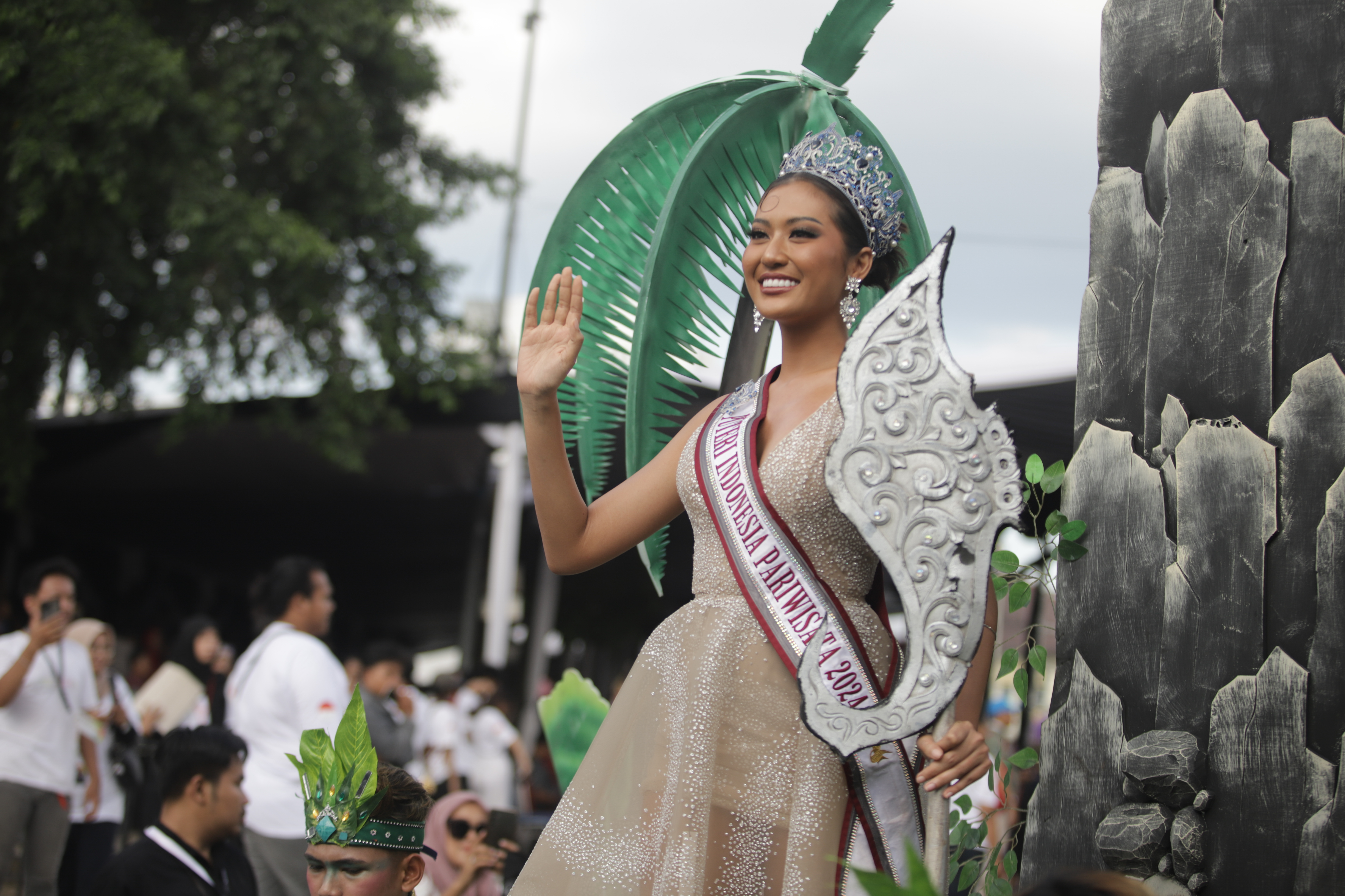 Grand Carnival JFC 2024 Meriah, Bupati Jember Kenakan Kostum Tembakau ...